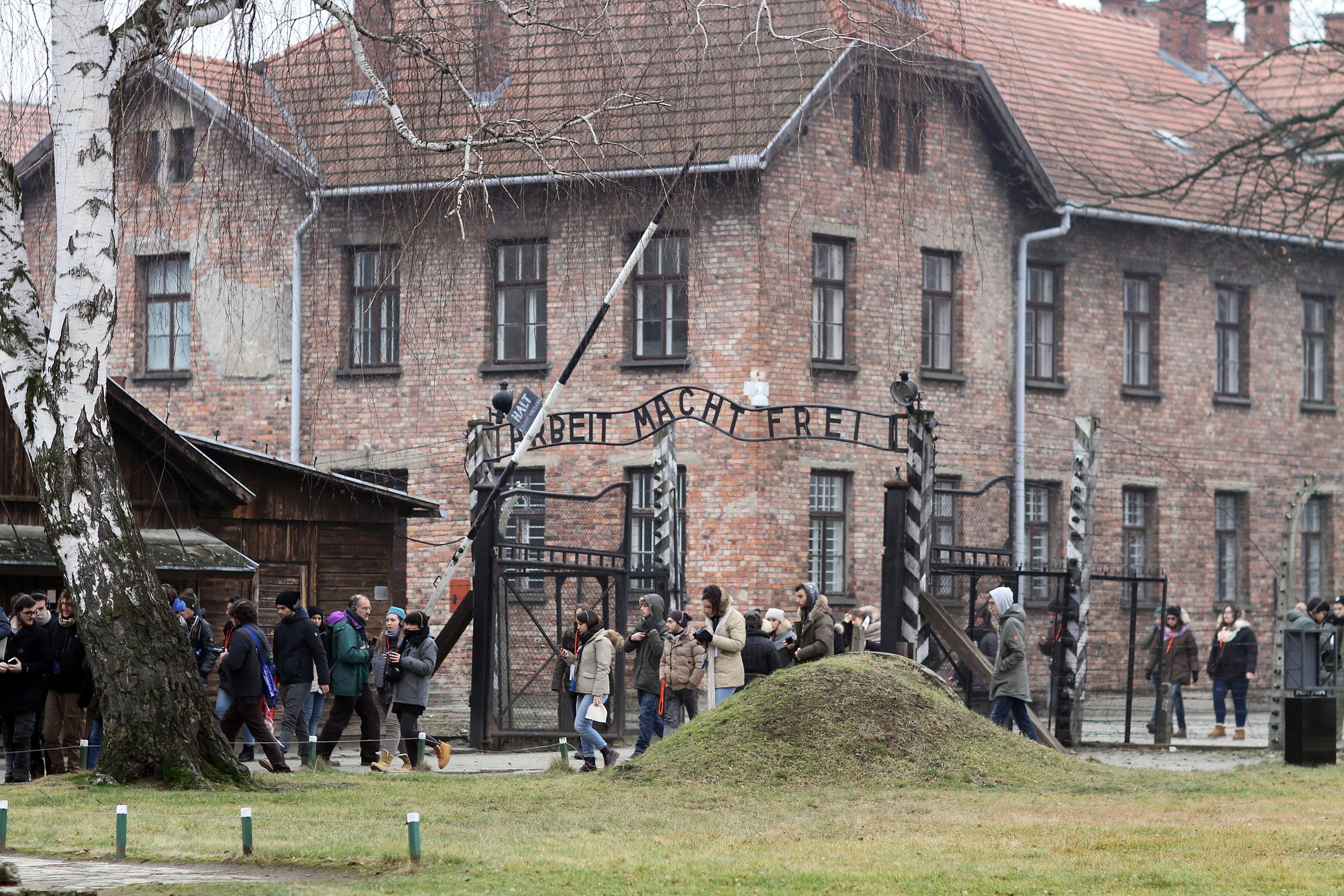 Scorta a Liliana Segre, il caso sui giornali stranieri. L'indignazione ...