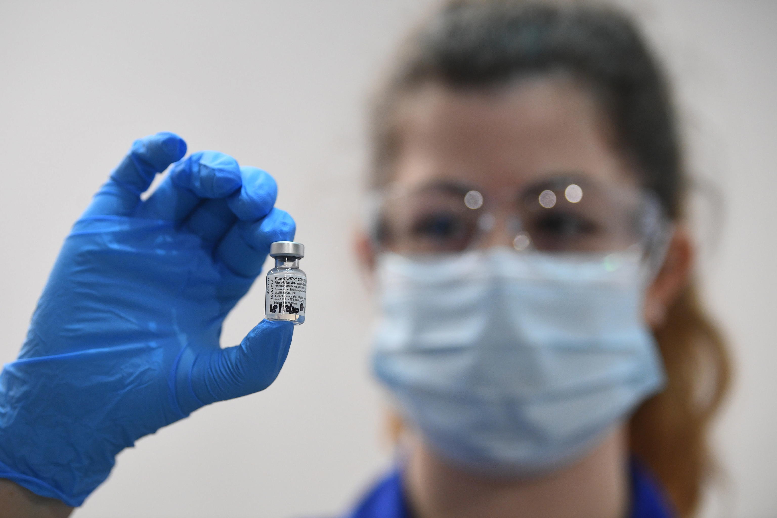 Coronavirus, come si prepara una dose di vaccino Comirnaty – Il video ...