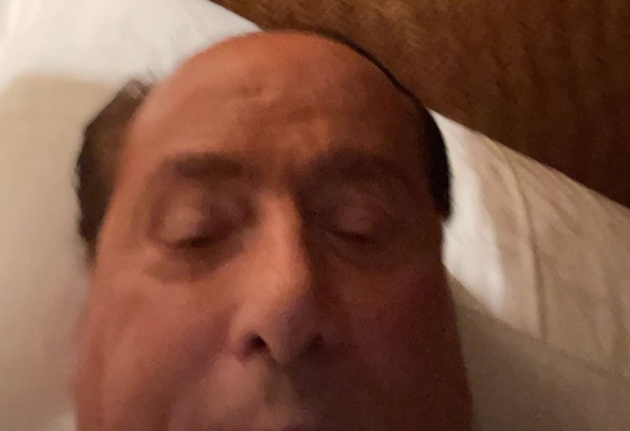 La foto di Berlusconi a letto pubblicata per errore e poi rimossa dalla ... La foto di Berlusconi a letto pubblicata per errore e poi rimossa dalla ...